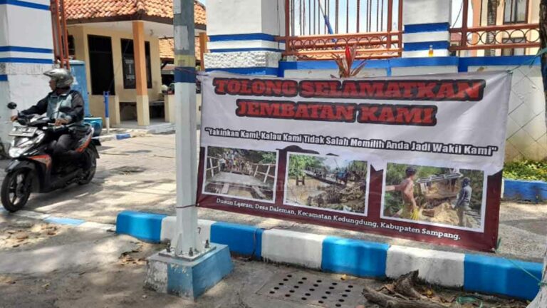 Bentangkan Banner, Warga Minta Tolong Selamatkan Jembatan Rusak ...